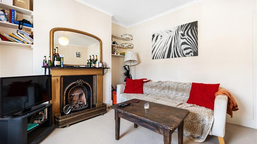 Flat to rent in Rowena Crescent, SW11 (ref: 29118) - Douglas & Gordon