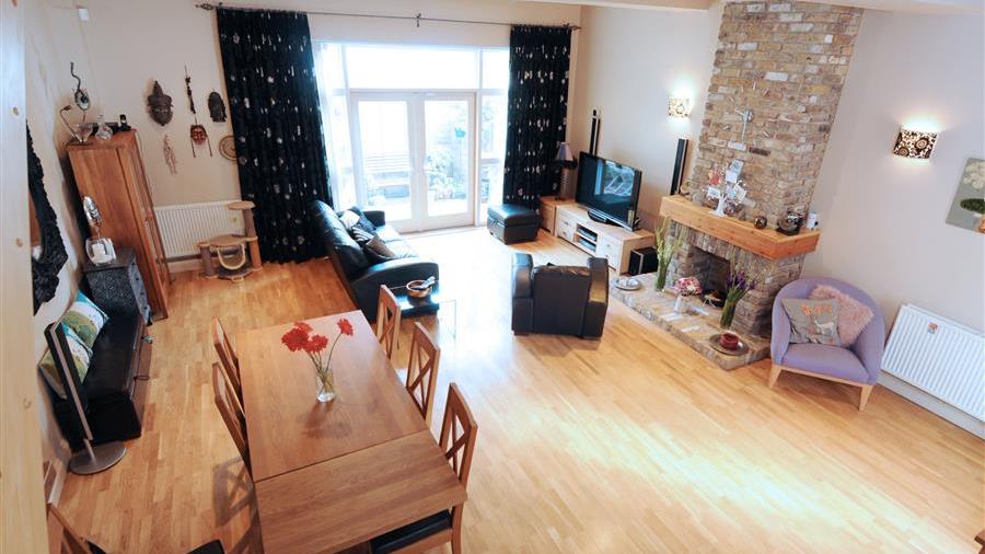 House for sale in Regis Place, SW2 featuring a garden and off-street ...