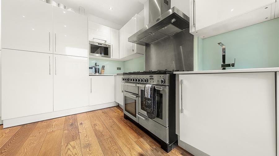 Flat for sale in Lessar Avenue, SW4 (ref: 32187) - Douglas & Gordon