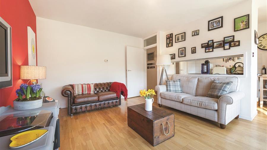 Flat for sale in Carlton Drive, SW15 featuring off-street parking (ref ...