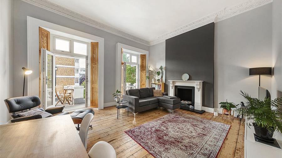 Flat for sale in Claverton Street, SW1V featuring a balcony (ref: 40742 ...