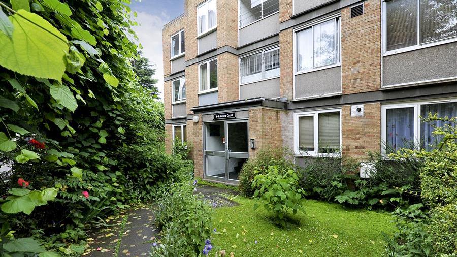 Flat for sale in Gipsy Lane, SW15 featuring a garage (ref: 42438 ...