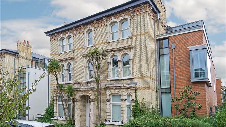 Flat for sale in Carlton Drive, SW15 featuring off-street parking (ref ...