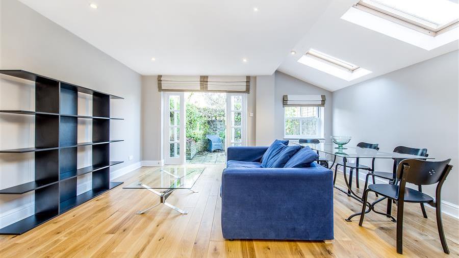Flat to rent in Stormont Road, SW11 featuring a garden and a cellar ...