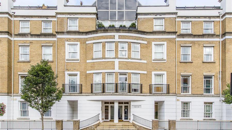 Flat for sale in Hugh Street, SW1V featuring a balcony, a porter, a ...