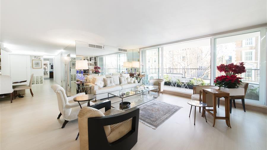 Riverside flat for sale in Pier House, Cheyne Walk, SW3 featuring a ...