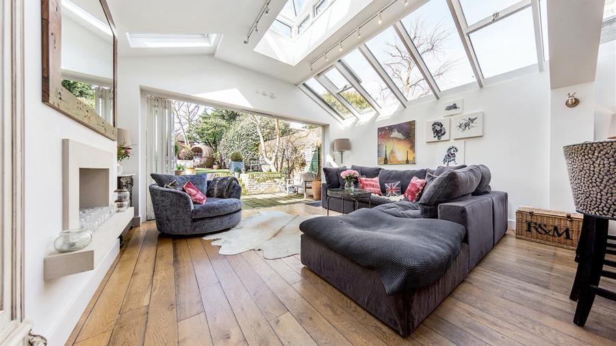 House for sale in Nightingale Square, SW12 featuring a garden and a ...