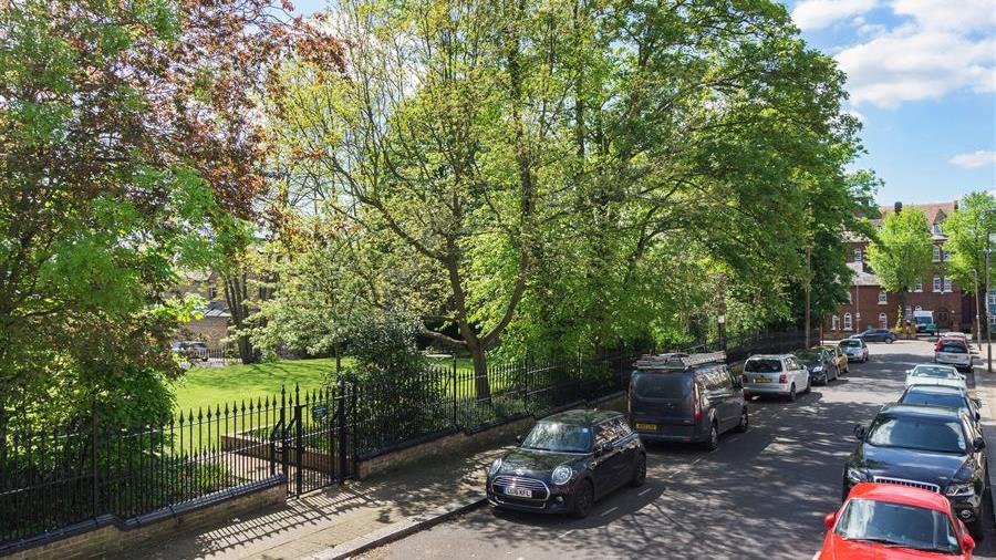 House for sale in Nightingale Square, SW12 featuring a garden and a ...