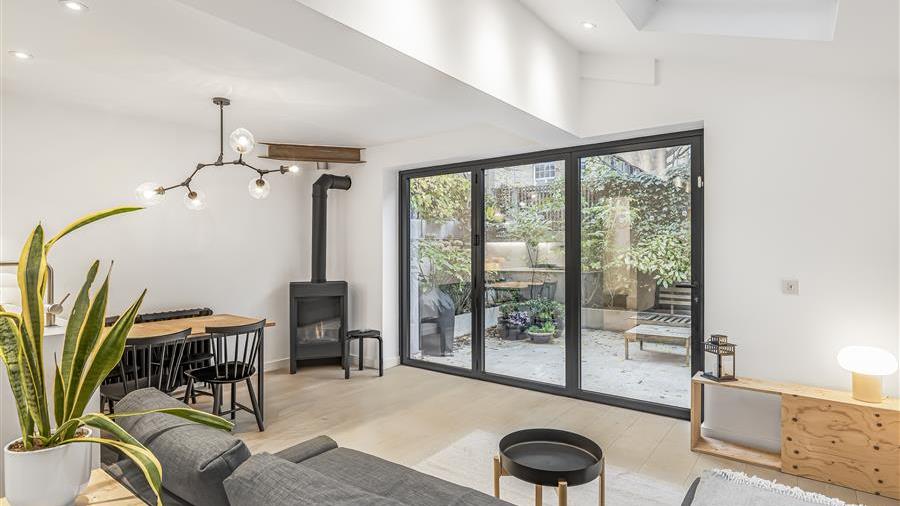 Flat to rent in Warriner Gardens, SW11 featuring a garden (ref: 55241 ...