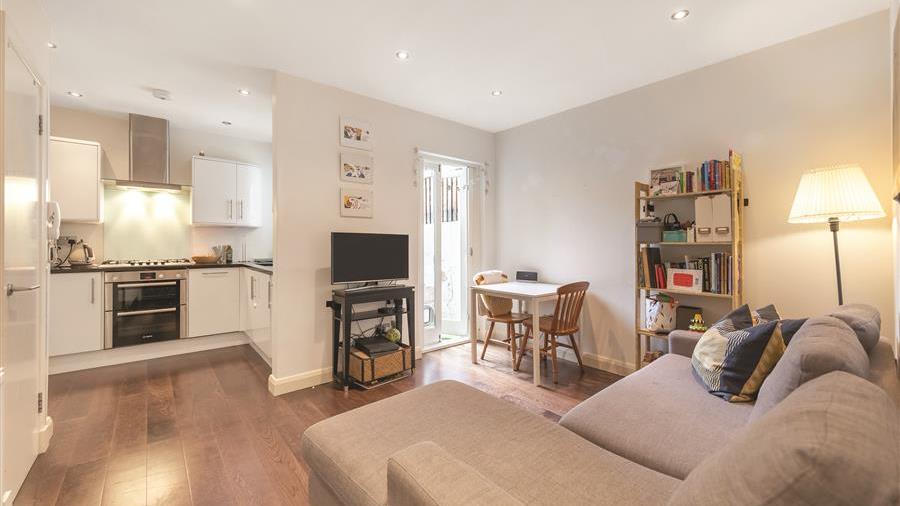 Flat to rent in Dawes Road, SW6 (ref: 56844) - Douglas & Gordon