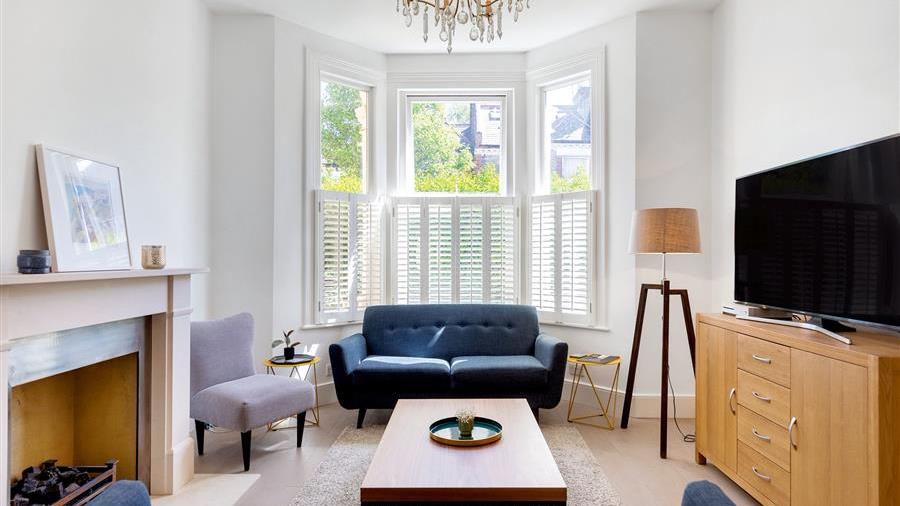 House for sale in Stormont Road, SW11 featuring a garden (ref: 57135 ...