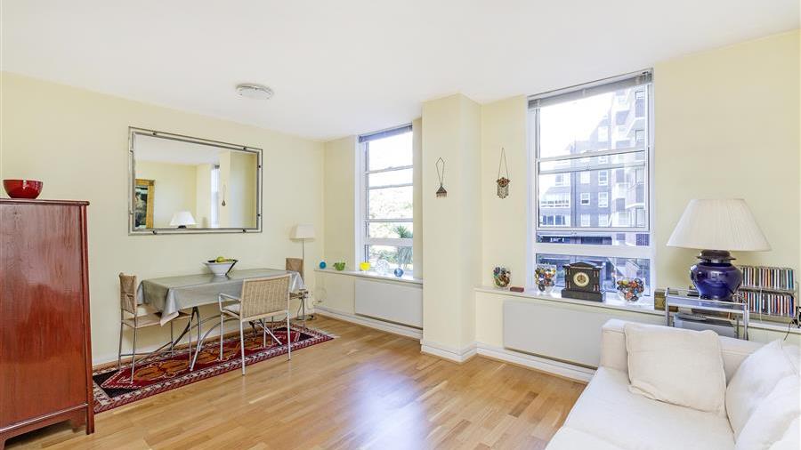 Flat for sale in Pier House, Cheyne Walk, SW3 featuring a porter and a ...