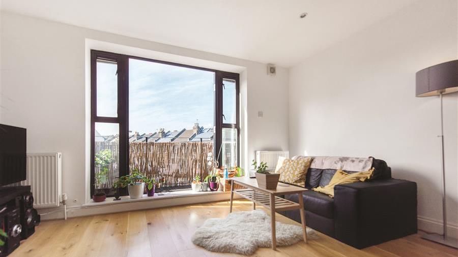 Flat to rent in Eardley Road, SW16 featuring a balcony (ref: 60453 ...