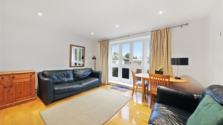 Flat for sale in Falcon Road, SW11 featuring a balcony (ref: 61817 ...