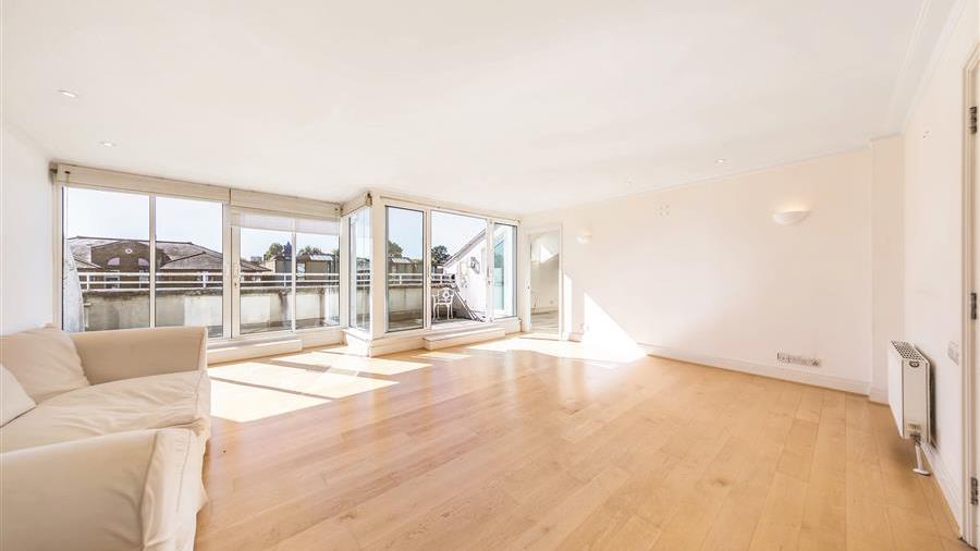 Flat for sale in Carlton Drive, SW15 featuring a balcony, a lift and ...