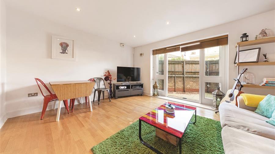 Flat for sale in Falcon Road, SW11 featuring a garden (ref: 65648 ...