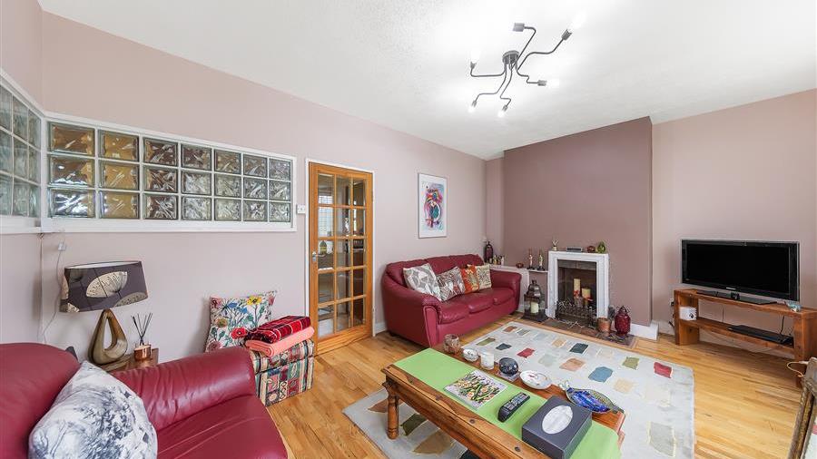 Flat for sale in Toland Square, SW15 featuring a balcony (ref: 68386 ...