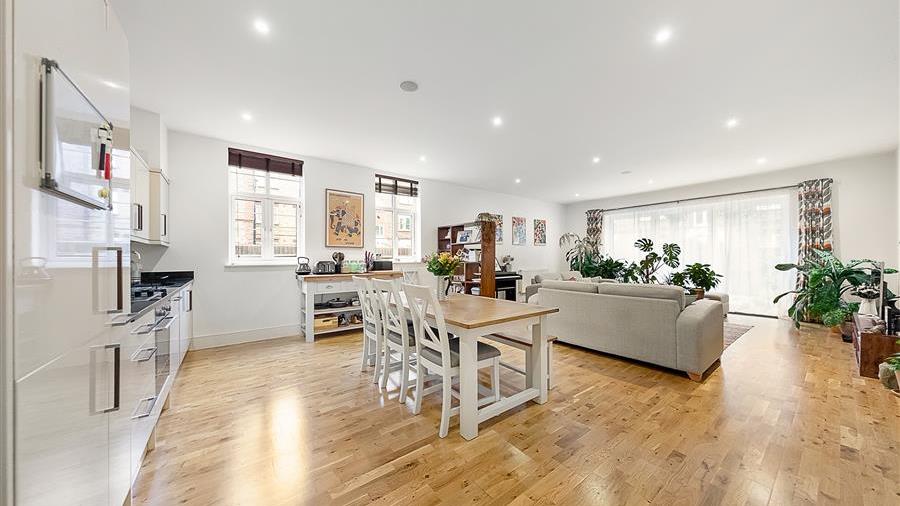 Flat for sale in Tooting Grove, SW17 featuring a garden (ref: 70459 ...