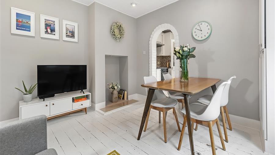 Flat for sale in Leverson Street, SW16 featuring a garden (ref: 70581 ...