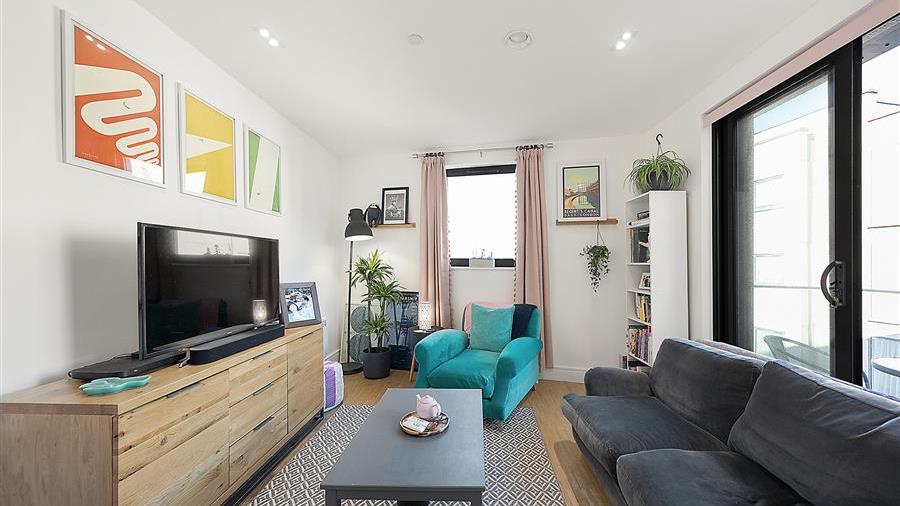 Flat for sale in Red Lion Square, SW18 featuring a balcony (ref: 74577 ...