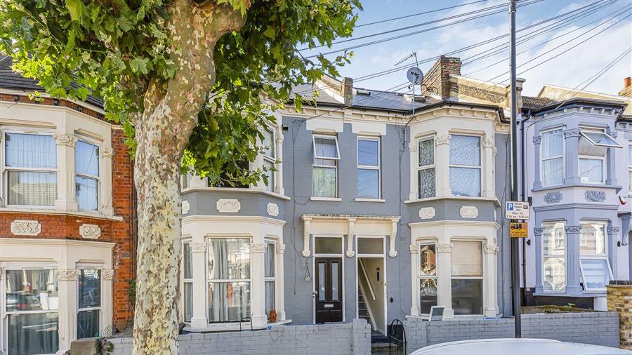 Flat for sale in Inman Road, NW10 featuring a garden (ref: 78236 ...