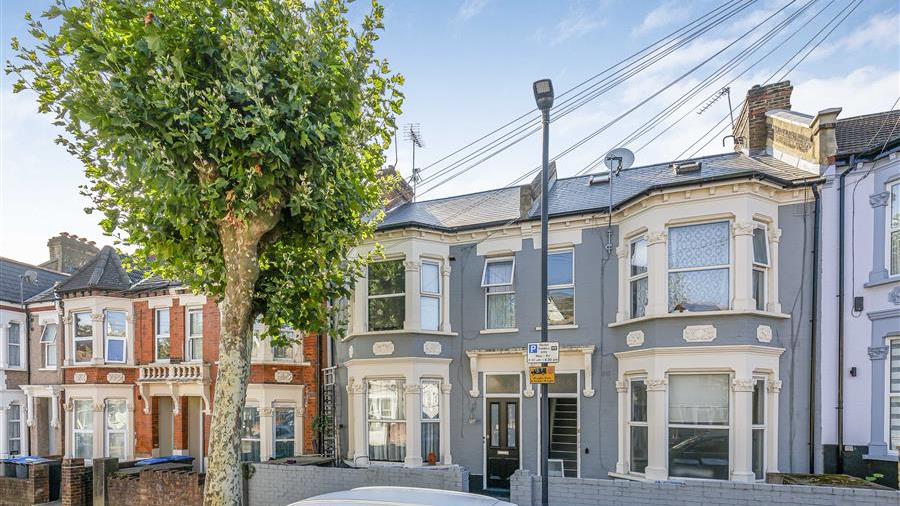 Flat for sale in Inman Road, NW10 featuring a garden (ref: 78236 ...