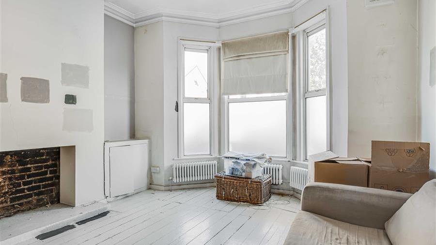 Flat for sale in Inman Road, NW10 featuring a garden (ref: 78236 ...