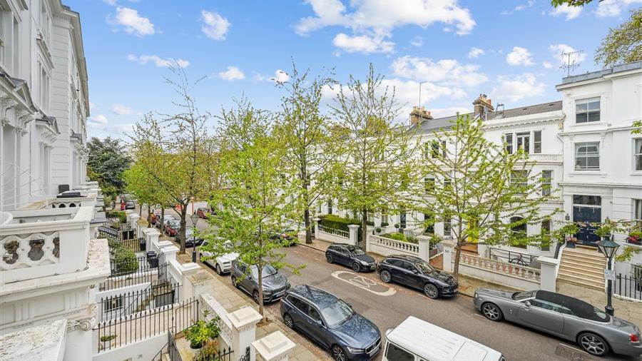 Flat for sale in Palace Gardens Terrace, W8 featuring a balcony (ref ...
