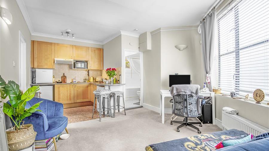 Flat for sale in Dawes Road, SW6 (ref: 79071) - Douglas & Gordon